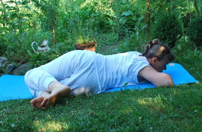 KATICHAKRA-ASANA posizione del chakra della base – Yoga Is Magic